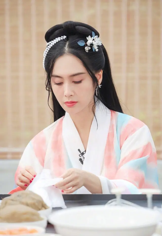 49-year-old Zhu Yin is so amazing in Hanfu! The double ponytail looks ...