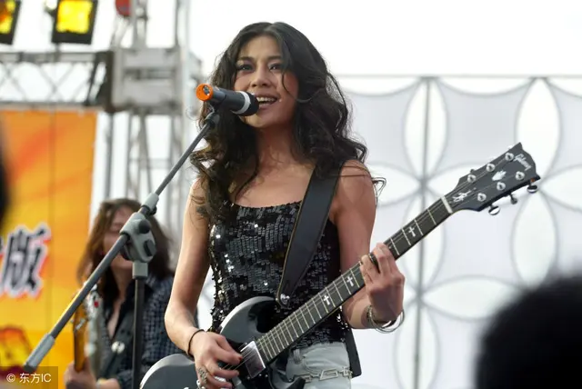 Faye, the lead singer of Faye, broke up. Let us count the bands whose ...