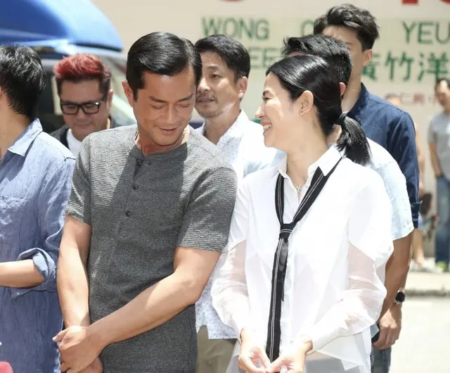 Xuan Xuan Gu Tianle is rare in the same frame, she wears a white shirt ...