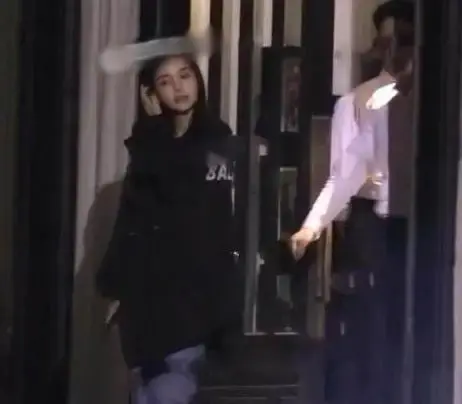 Angelababy was photographed indoors smoking again - hotcomm| DayDayNews