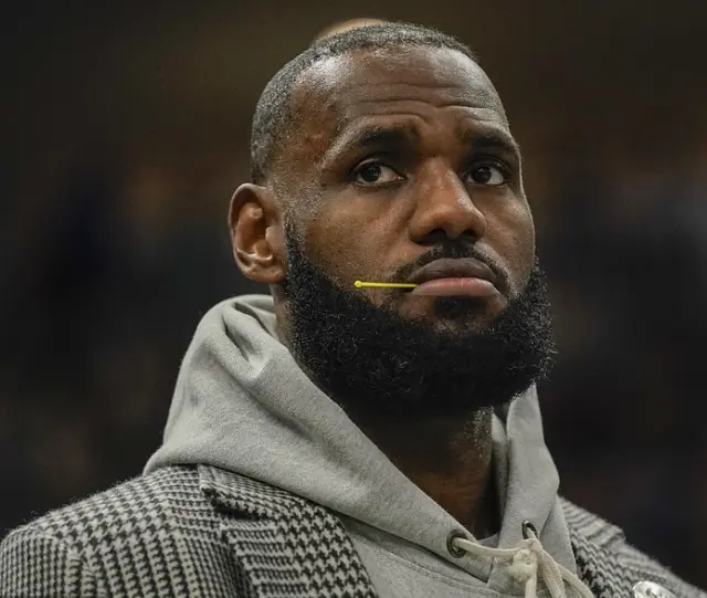 Zhan Huang's eyes are defensive, and he doesn't move 3 meters away from ...