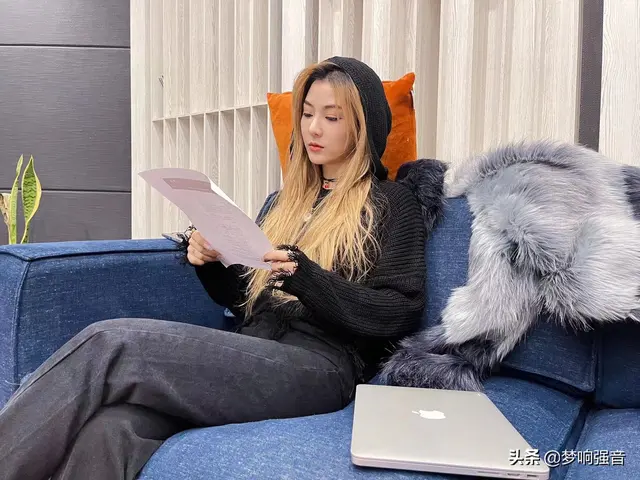 The powerful female singer Riva's new works are frequently released ...