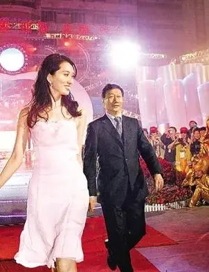 She used to be Lin Chiling's dance teacher and had three sons in a row ...