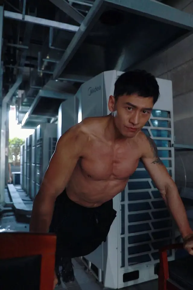 Actor Gu Youming's muscular muscles are so eye-catching! Clothes can't ...