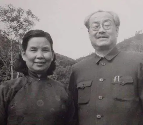 The Red Underground Traffic Line (2) - Wu Defeng Carrying Gold Alone ...