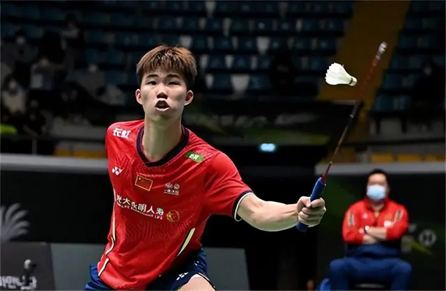 A "black" to the end! Young badminton player Weng Hongyang wins men's ...