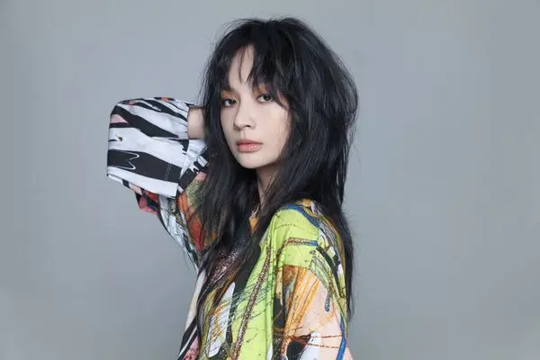 Faye debuted "Red and White" and sang a new single Xu Jiaying shouted ...