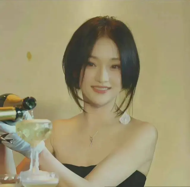 In Chen Kaige's eyes: Zhou Xun's beauty is astonishing! If she were 10 centimeters taller, the ...