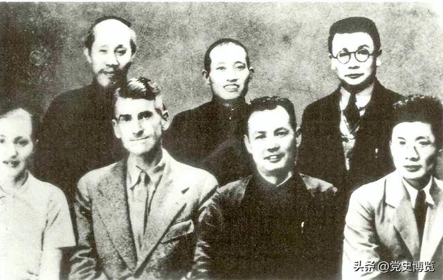 In 1938, Dong Biwu, Ye Jianying and others took a photo when they met ...