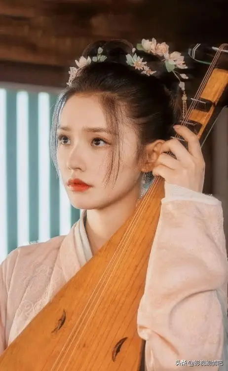 Yin Yibo took it seriously and tried his best to help Xia Xiaomian do the live broadcast this ...