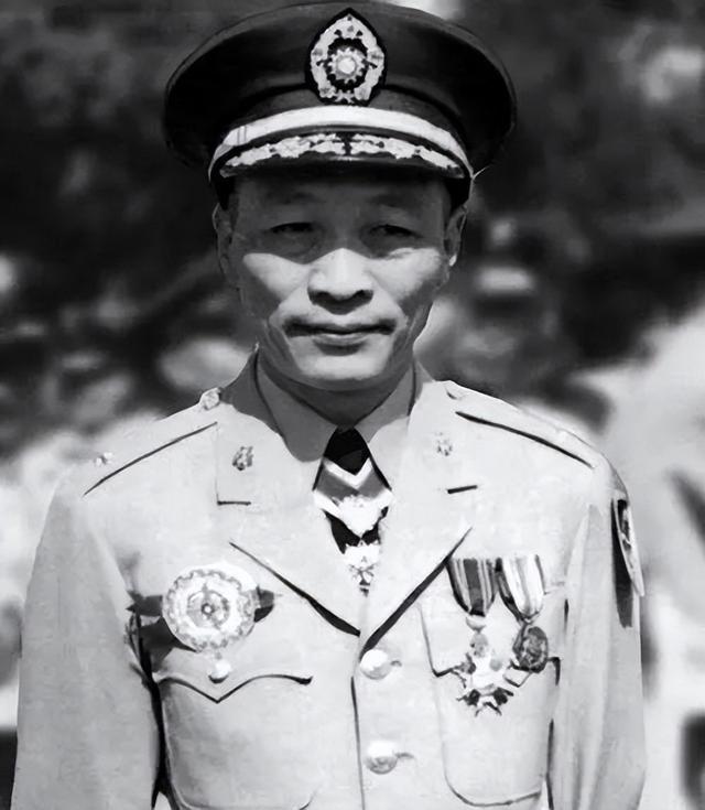 After a while, he came to Chairman Mao as secretary. His pseudonym was ...
