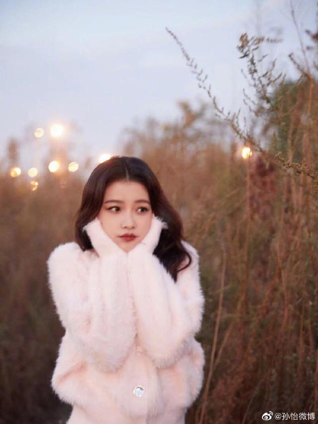 On the 28th, famous actress Sun Yi shared a wave of beautiful photos ...