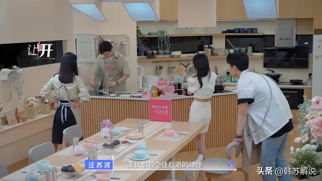 Li Nie Shuangyu wants to take a photo of Xue Zheyang and Wang Qiuyi ...
