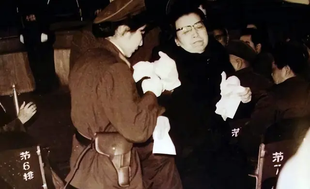 In October 1976, news of the "Gang of Four" was shattered, and the ...
