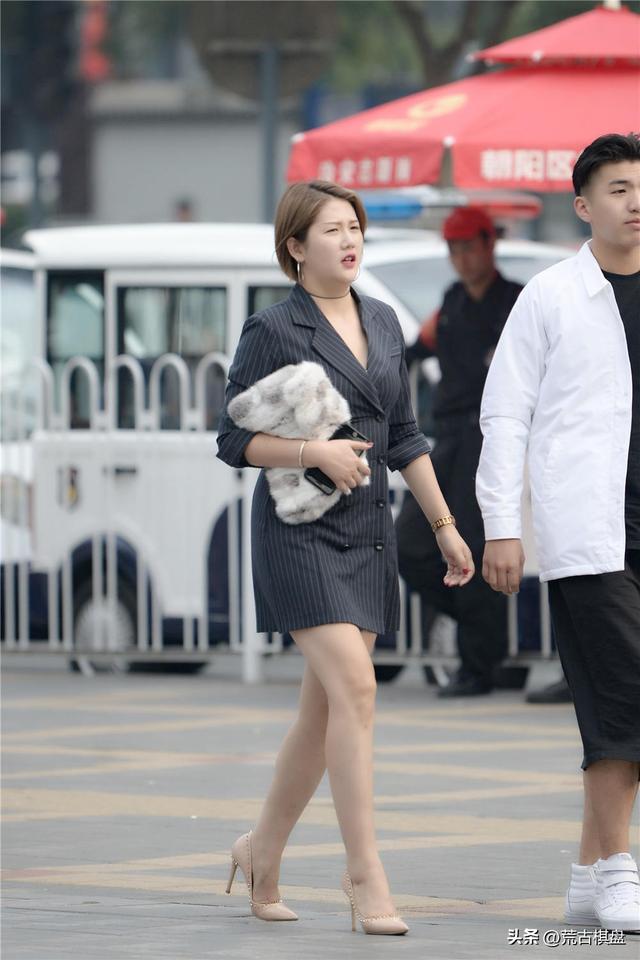 Exquisite beauties have much simpler outfits. They know how to match ...