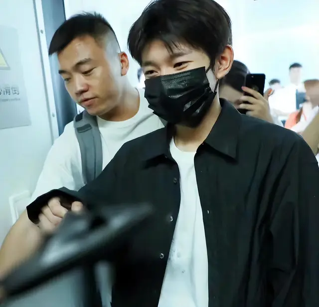 Wang Yuan is so considerate! It's been his third anniversary helping ...