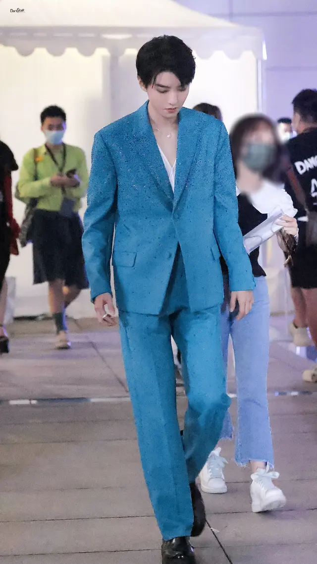 Wang Junkai wore a peacock blue diamond-encrusted suit and walked on ...