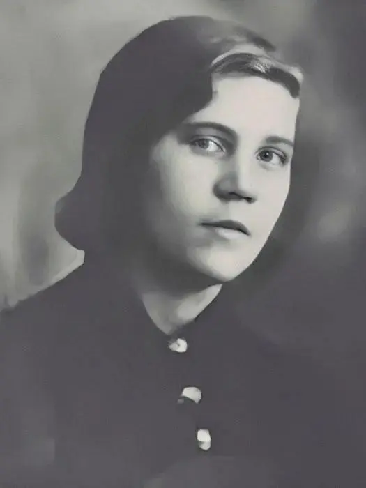 During the chat, Jiang Ching-kuo learned that both Finna's parents died ...