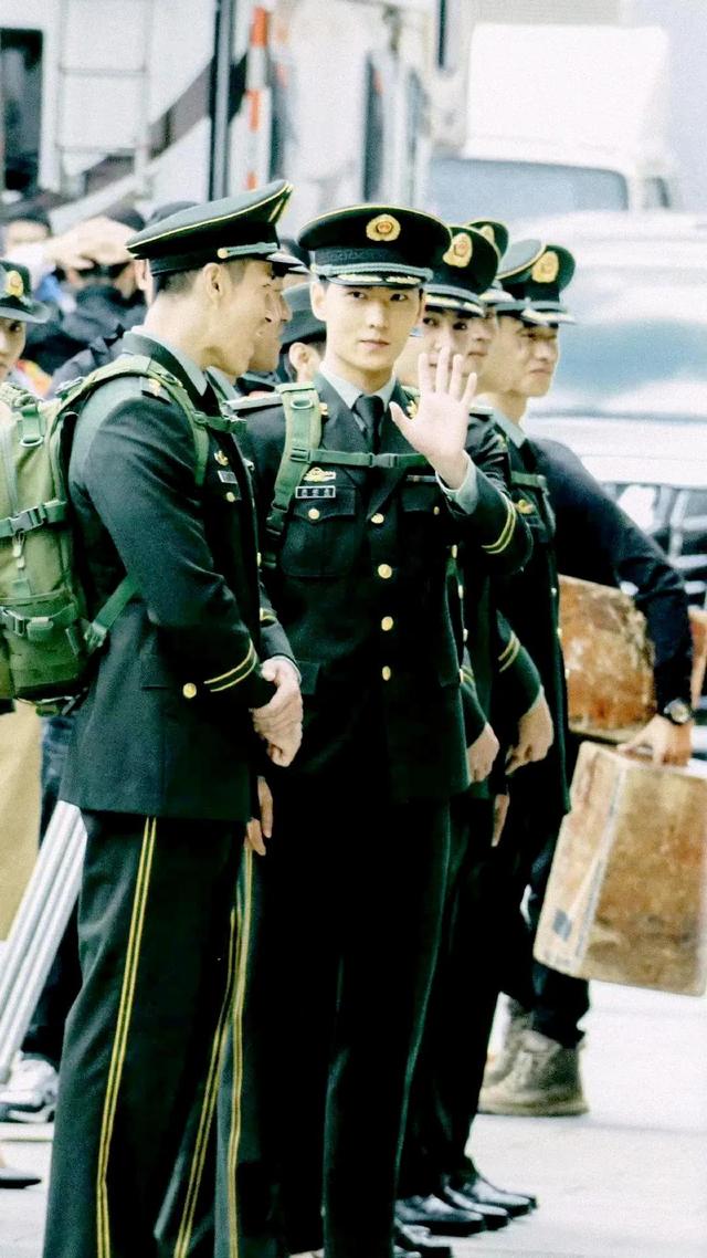Speaking of male actors in military uniforms, how could it be that Yang ...