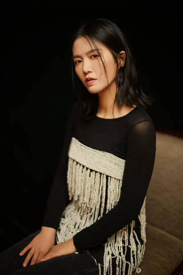 On the stage of the 2006 Youth Song Competition, Tan Weiwei stood and ...