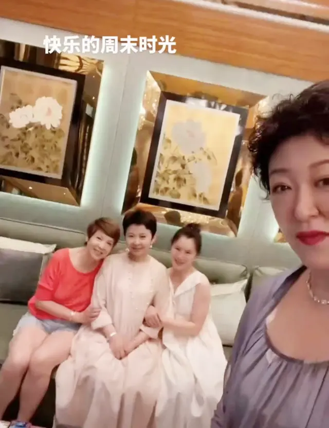 01Recently, a netizen named "Sister Liping Zhao" posted a group photo, which attracted netizens ...