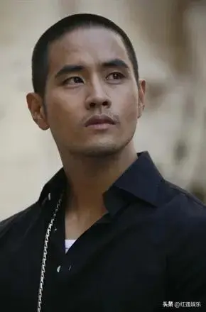 Hello, everyone, I am Honglian. In China, the status of celebrities is ...