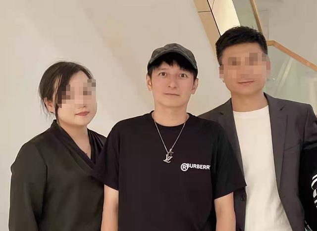 On October 26, some netizens exposed photos of host Li Weijia appearing at an internet celebrity ...