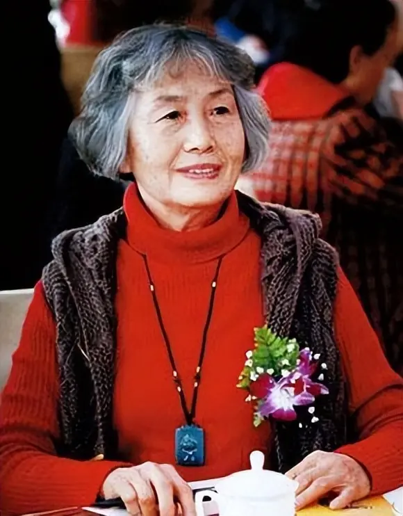 In December 1993, Comrade Zhang Yufeng, who had worked at Chairman Mao for 6 years, went to ...