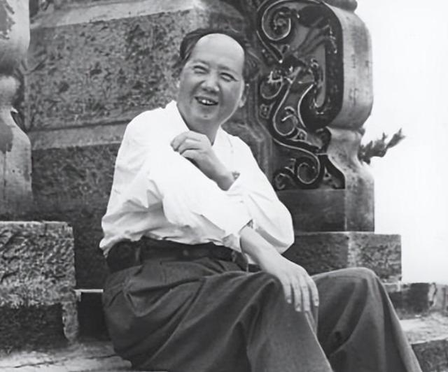 When Chairman Mao saw the child, the child told Chairman Mao a secret ...