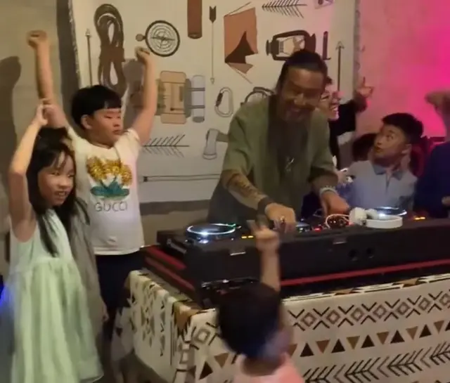 58-year-old Sun Xing danced in a B&B with his baby on July 5. The 58 ...