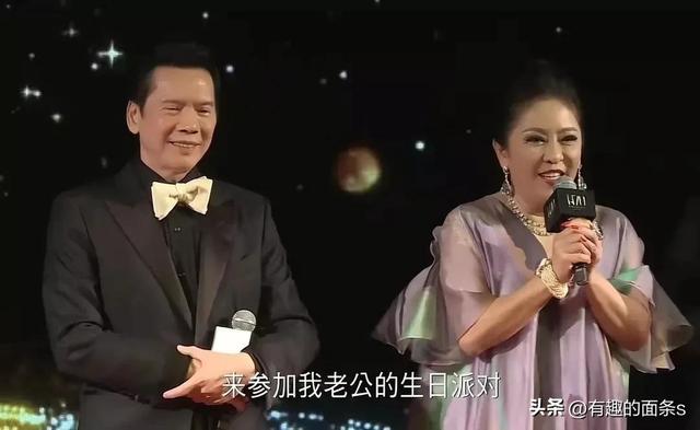 From the video, we can see that Xiang Huaqiang is wearing a suit and ...