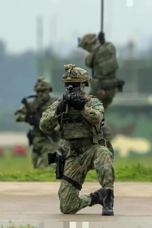 Recently, I saw a group of training photos of Chinese airborne troops ...