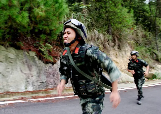 Everyone has watched war movies from movies and TV. The commanders ...