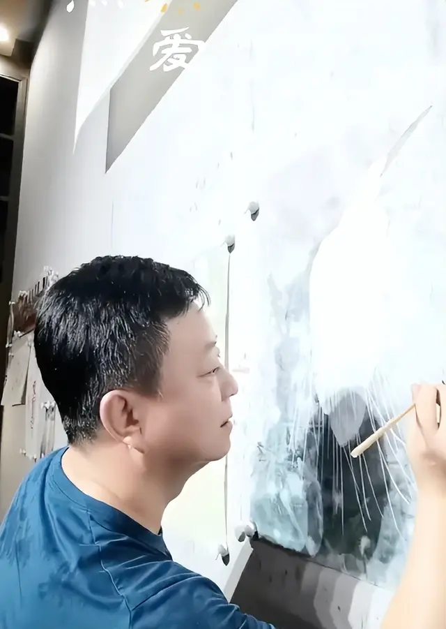 Recently, Zhu Jun's wife Tan Mei posted a video of Zhu Jun painting on ...