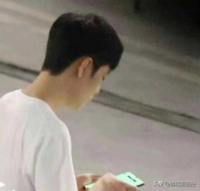 It turned out that Xiao Zhan was also playing with a sheep. Brother ...