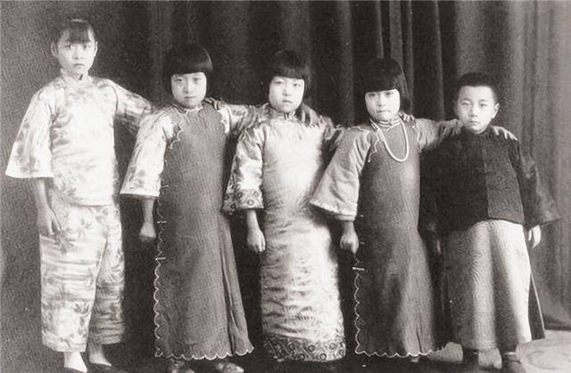 Because Zhang Ailing was very popular in her life with her writing, but ...