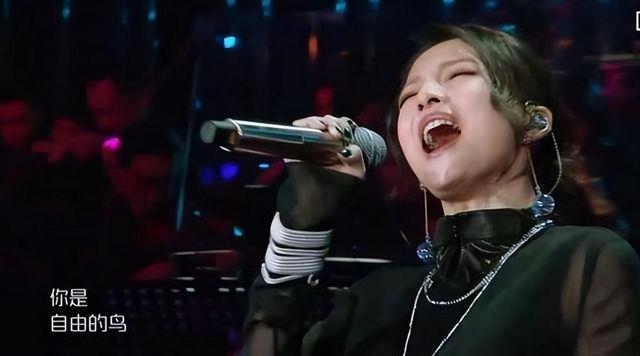 In 2018, Angela Chang returned from the king on the singer's stage with ...