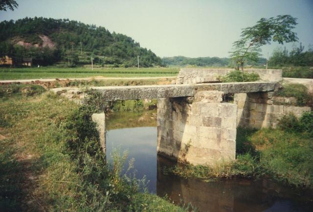 In rural areas, if roads and bridges are built in waters, stones that ...
