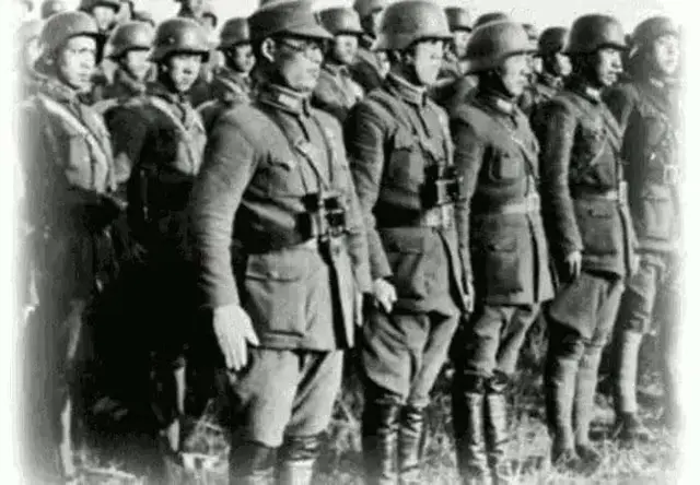 Only then did Fang Yan see that some more people jumped out of the car ...