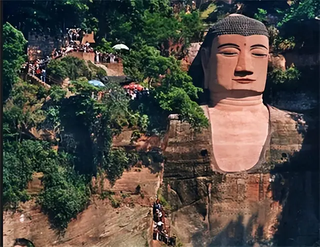 On the east bank of the Minjiang River in Leshan City, Sichuan, there ...