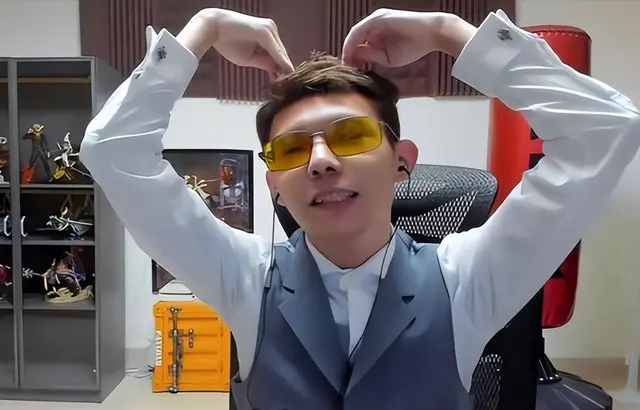 Since his good brother Zhang Jiawen transformed from a "Shanding Cave Man" to a "fashion expert ...