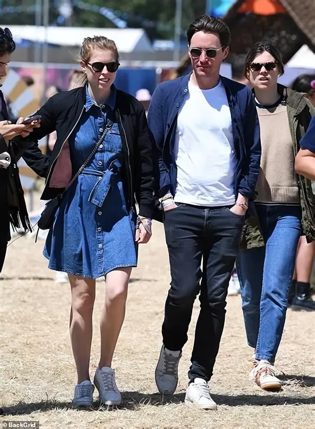 Many celebrities or celebrities are surrounded by crowds when they ...
