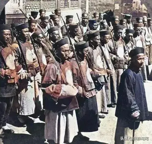 Wearing gowns and warm hats, the Green Camp Army of the Qing Dynasty ...