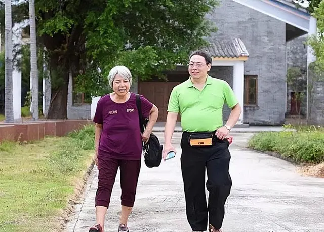 On October 9, 2019, gray-haired Zhang Dong was anxiously waiting for ...