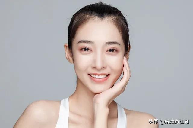 I held my phone, quickly typed my words, and replied: "Mr. Yu, you are ...