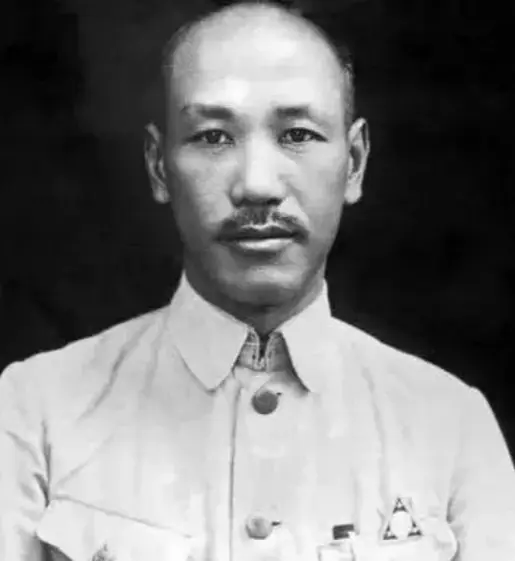 Chen Lifu looked at several photos in the file for a long time, then ...