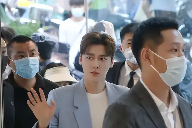 After Li Yifeng's reputation plummeted after many prostitution incidents, and the image he ...