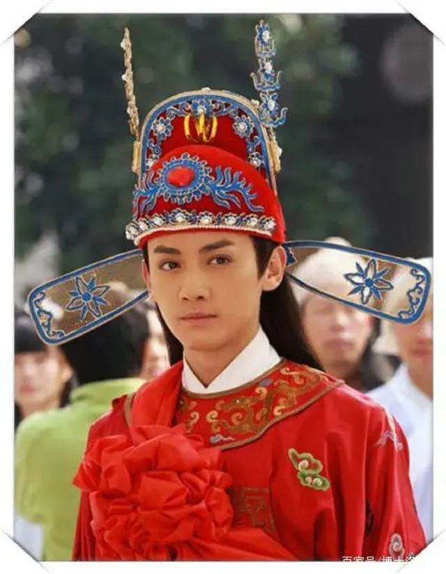 Qin Zhen was going to meet an official from the capital tonight, so he dressed up early and ...