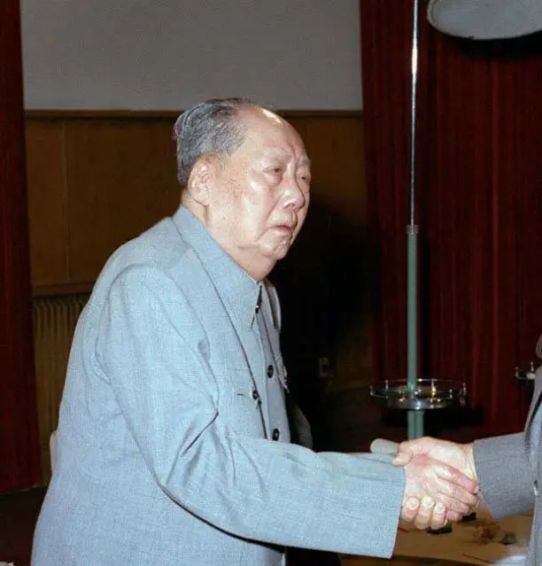 On May 27, 1976, in the study of Zhongnanhai swimming pool, Chairman ...