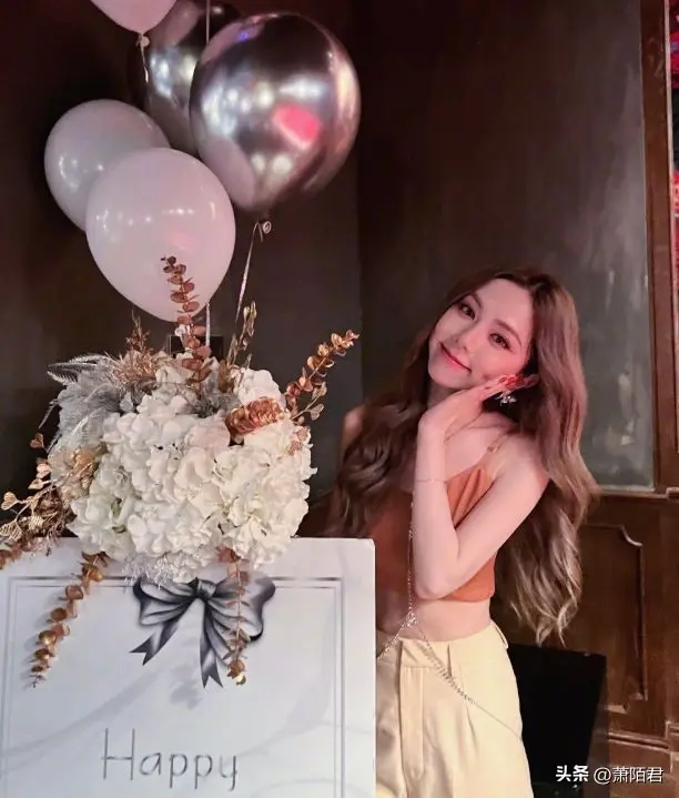 Recently, singer Deng Ziqi celebrated her 31st birthday. She posted ...